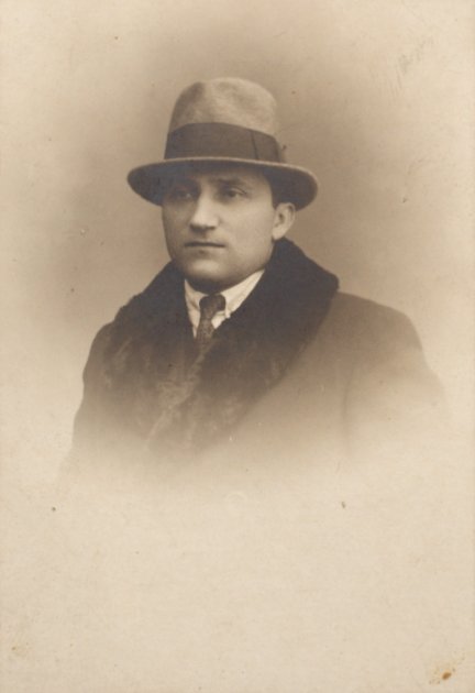 Fotografie reprezentându-l pe George Topârceanu, cu dedicație şi ...