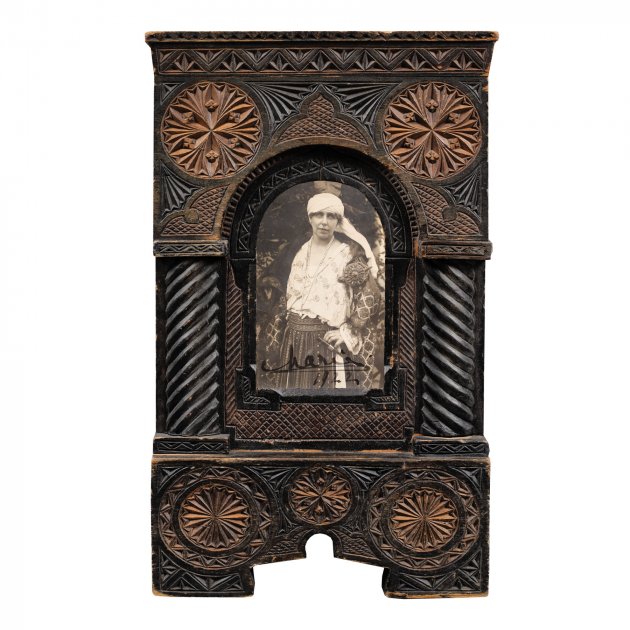 Fotografie ilustrând-o pe Regina Maria îmbrăcată în costum tradițional ...