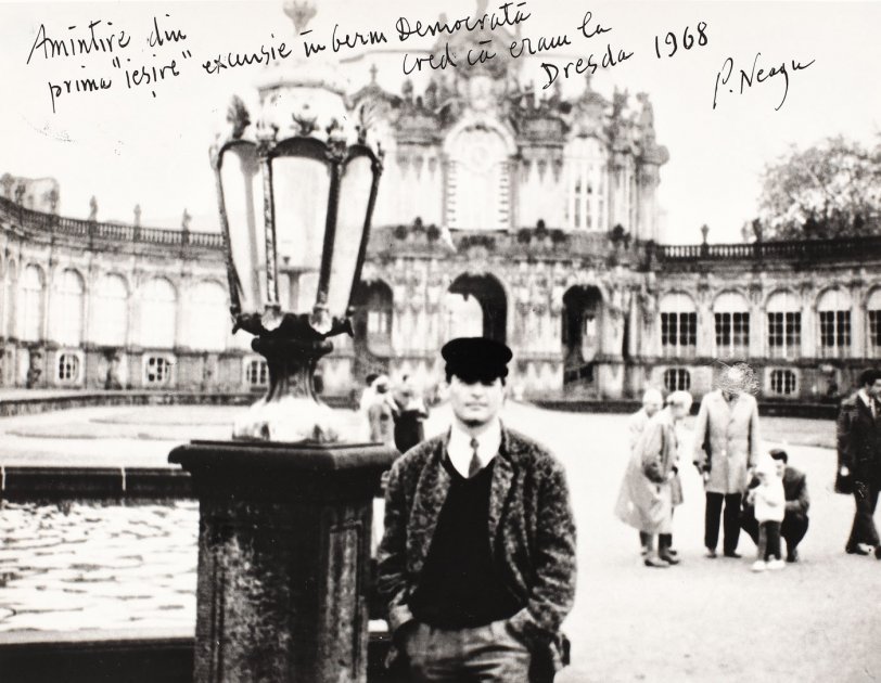 Fotografie a lui Paul Neagu, cu adnotări olografe, reprezentând prima ...