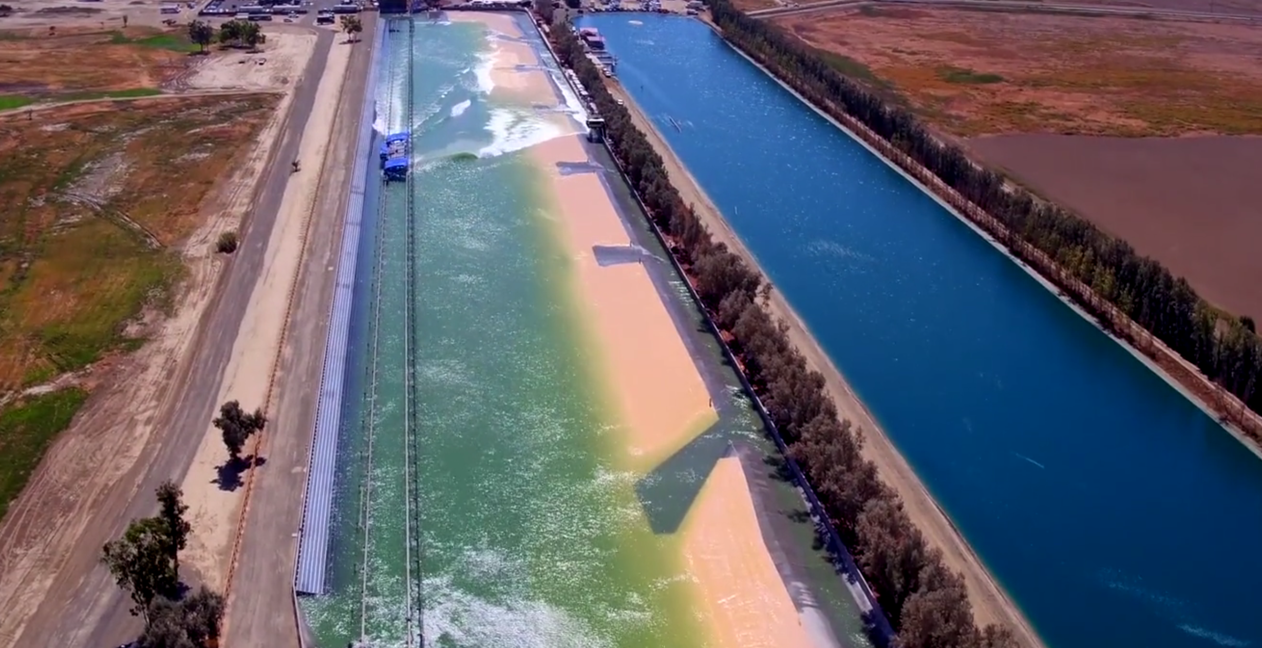 Luftaufnahmen von der Kelly Slater Surf Ranch - Surf...