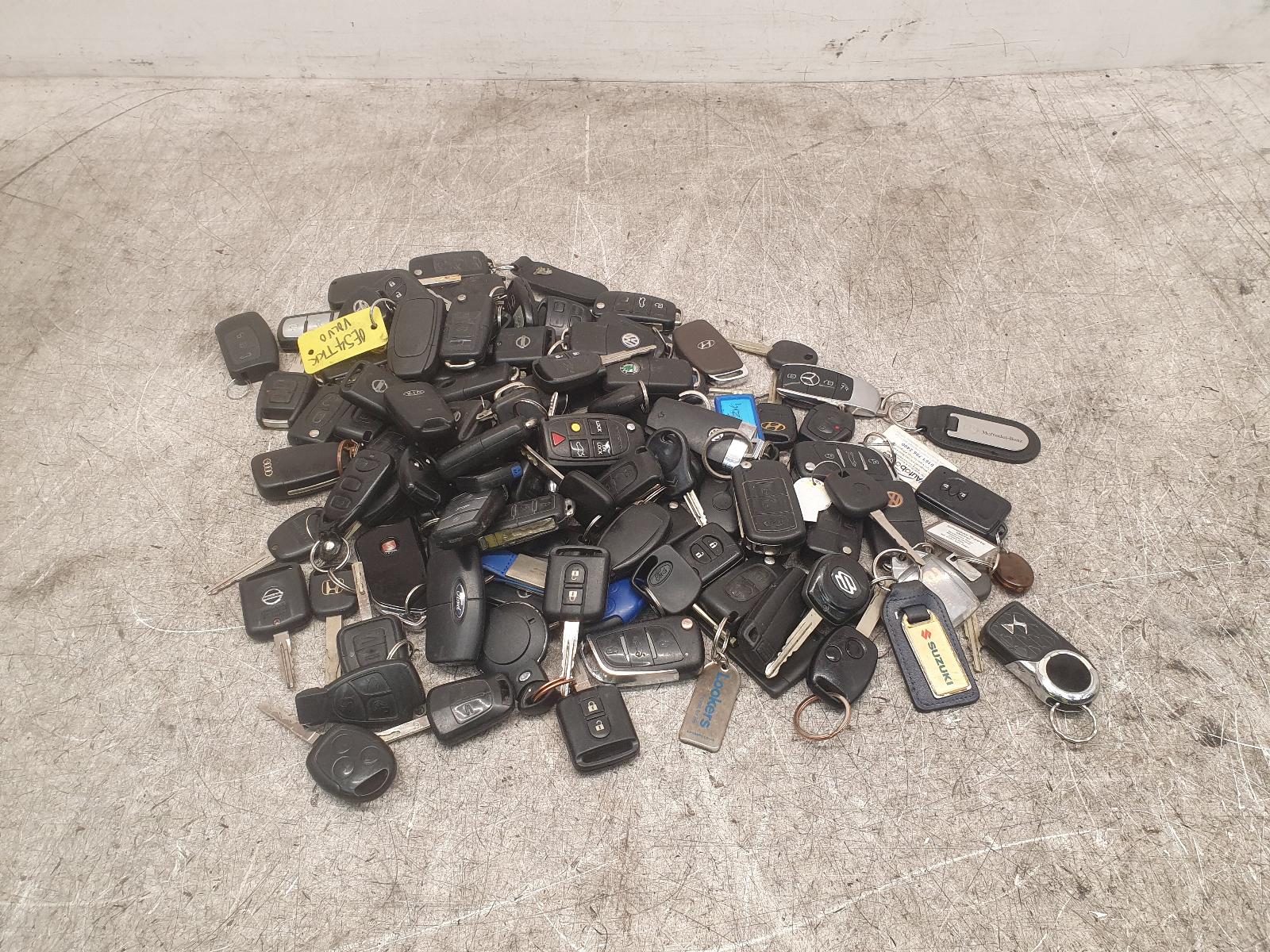 CAR KEY FOBS & KEYBLADES x100 (JOB LOT) ASSORTED MANUFACTURERS #88311 ...