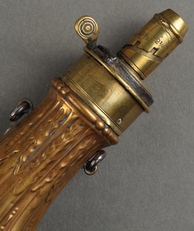 English powder flask, 19th century.