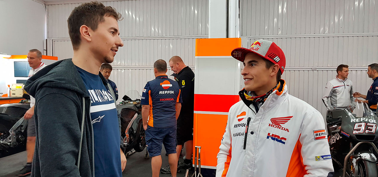 Primeras imágenes de Lorenzo en el box Repsol Honda - Box Repsol
