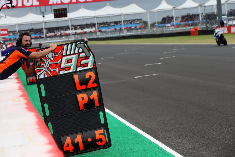 The MotoGP pit board: the connection between the rider and his team ...