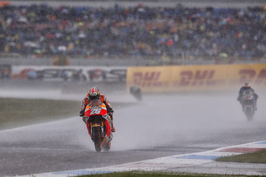 What happens when the red flag is waved during a MotoGP race? - Box Repsol
