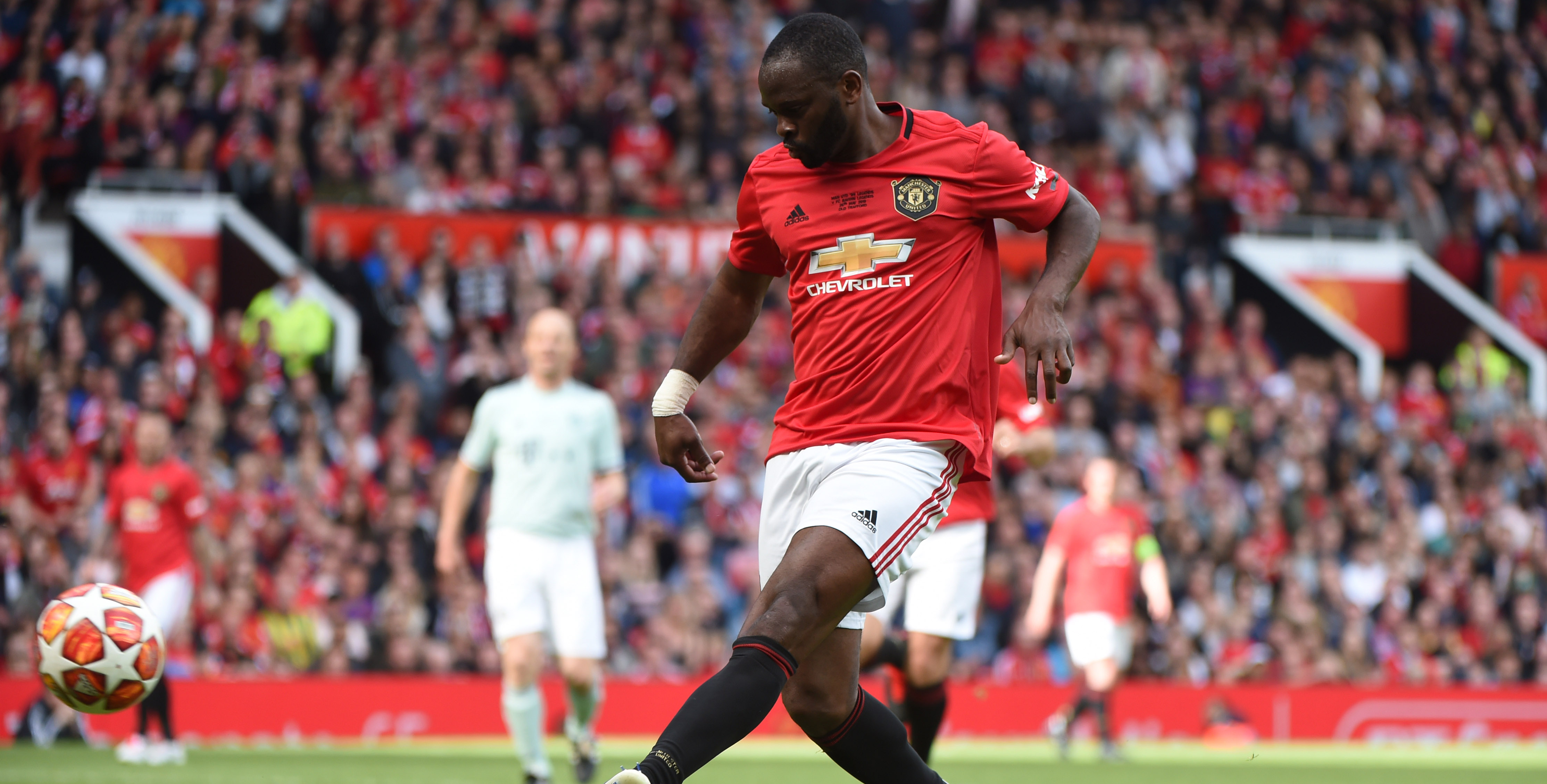 Louis Saha Interview > Former Striker on Man Utd, Spurs & Everton | bwin