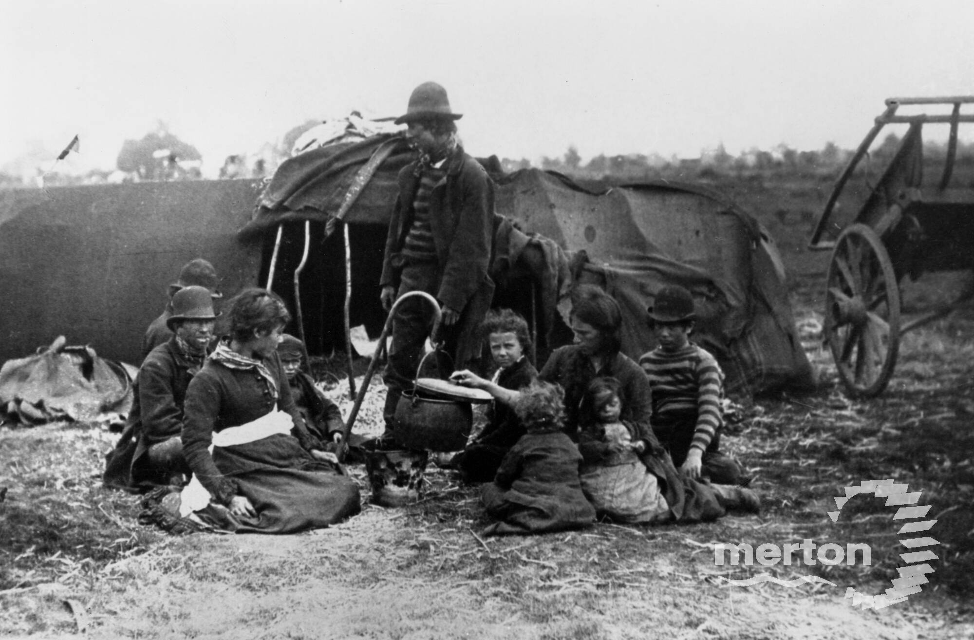 Gypsy family in a bender tent on Mitcham Common. - Merton Memories ...