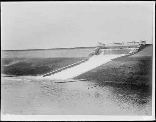 Island Barns Reservoir, inlet 3-36" pipes fully discharging - Thames Water