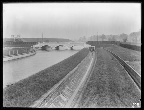 Bridge over the River Lea at King George V Reservoir - Thames Water