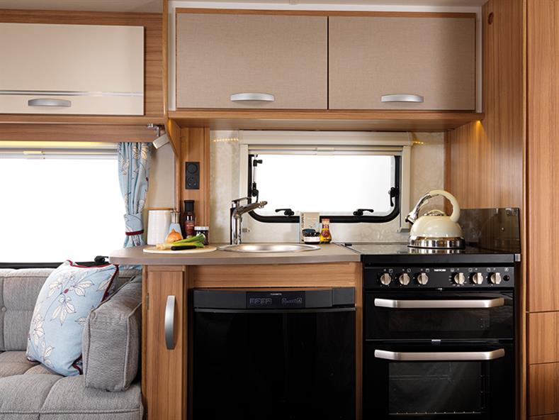 2019 LUNAR QUASAR 574 | Caravans Website