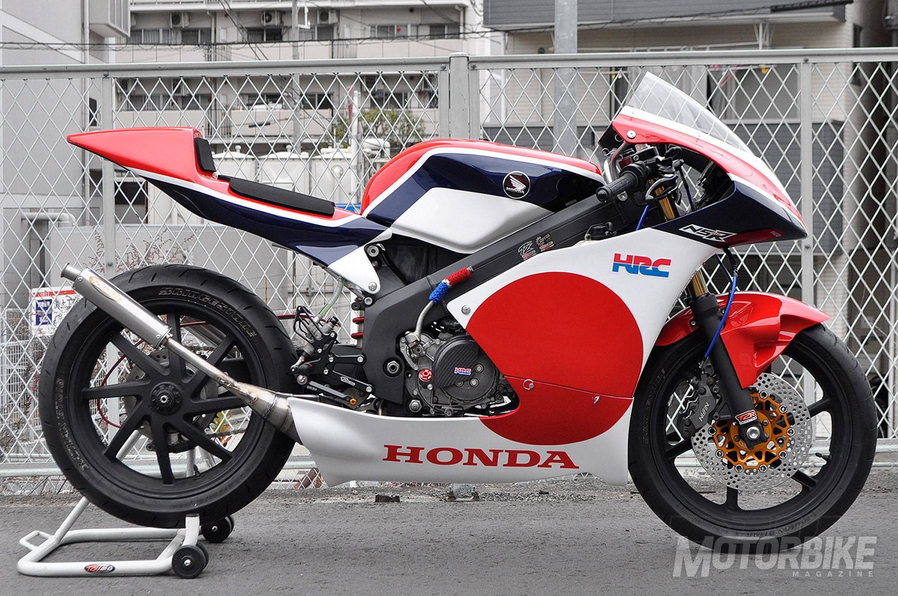 Honda NSR250R MC28 1995 con colores Honda RC213V-S - Motorbike Magazine