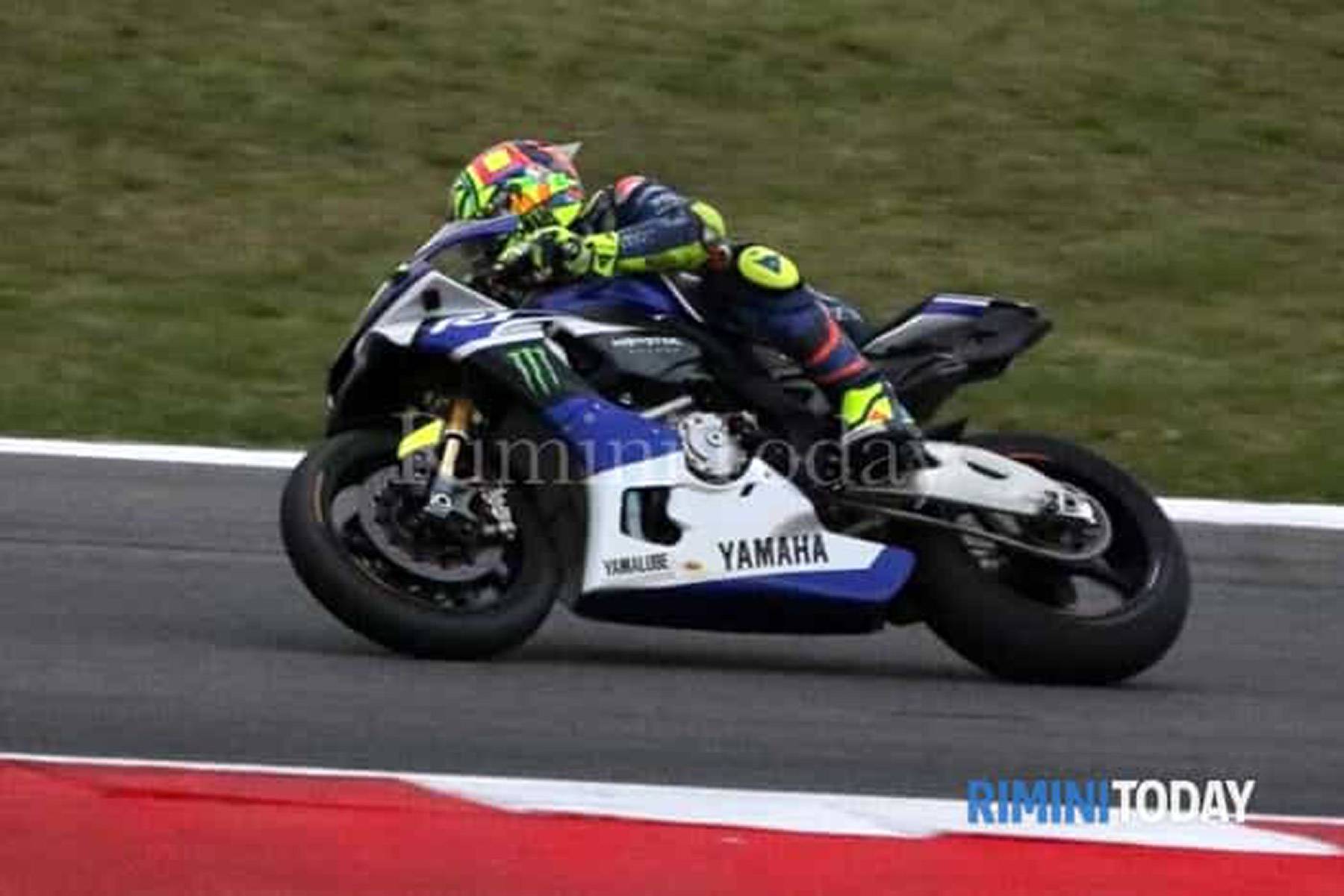 ¡Valentino Rossi entrena en Misano con una Yamaha YZF-R1! - Motorbike ...
