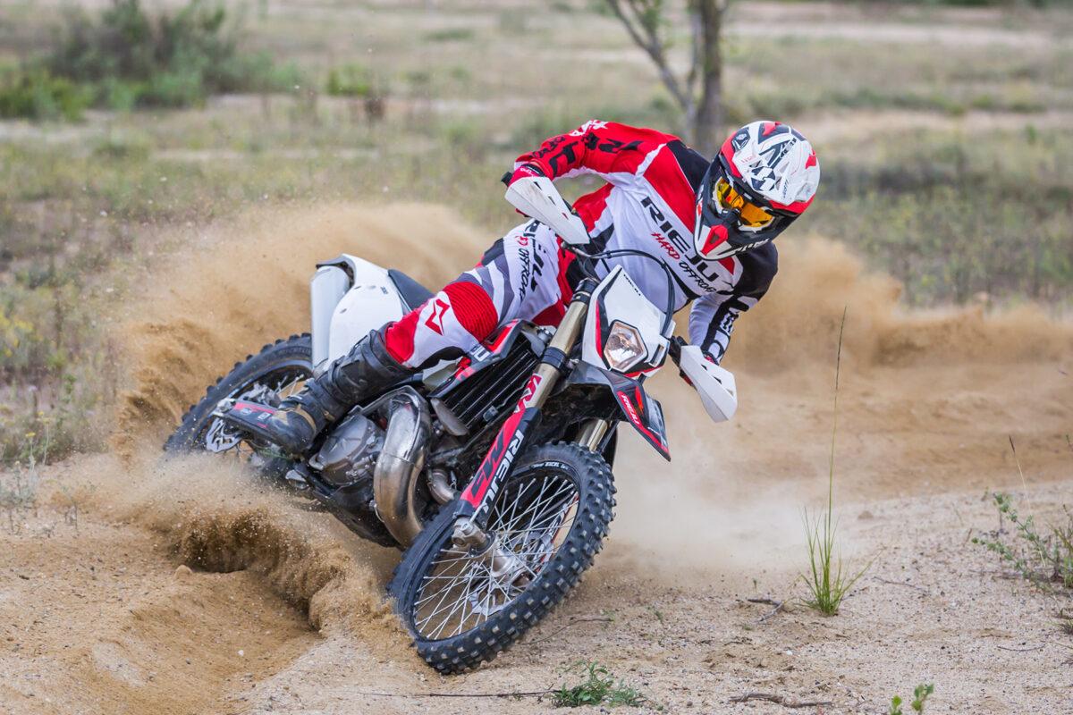 Rieju MR 300 Racing 2021 - Precio, fotos, ficha técnica y motos rivales