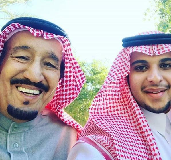 خادم الحرمين الشريفين في صورة سيلفي ضاحكة مع ابن أخيه أخبار 24