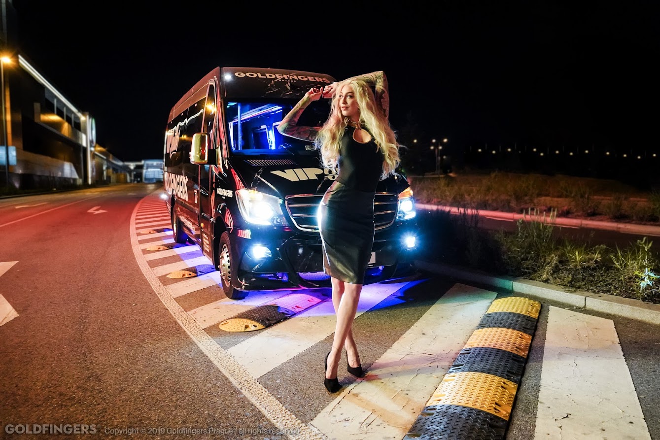 VIP Goldfingers Limobus
