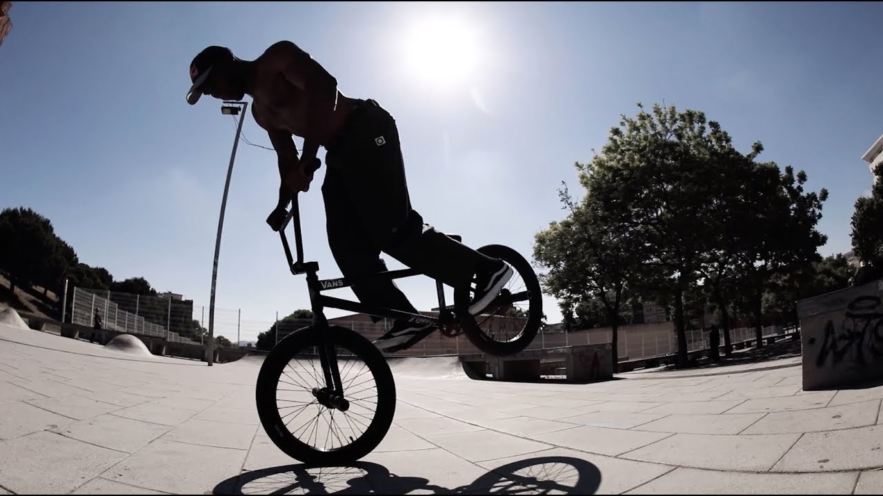 COURAGE ADAMS & DEVON SMILLIE IN BCN - FLYBIKES JOURNEYS - DIG BMX