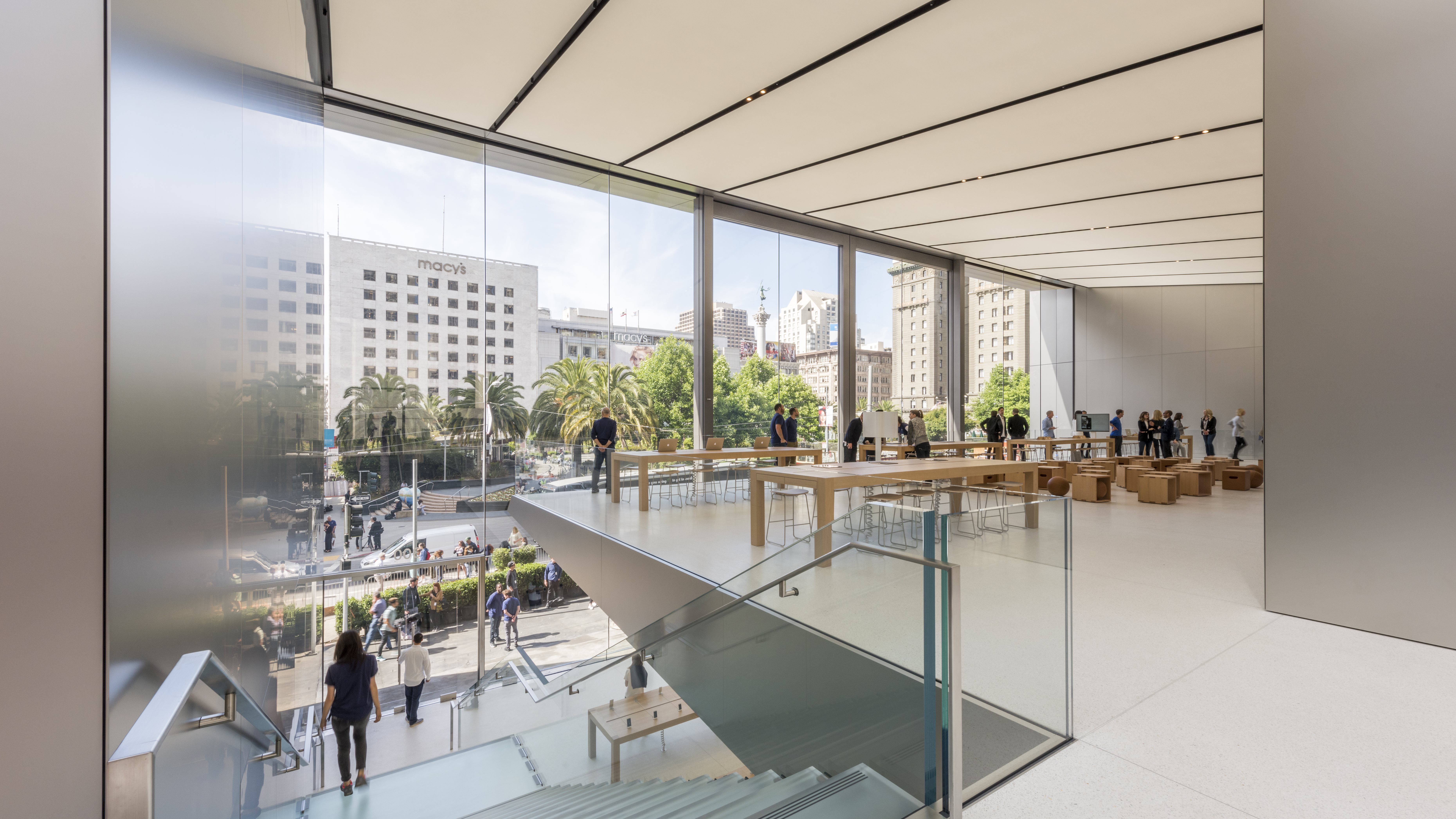 Foster + Partners completes 'new model' of Apple store