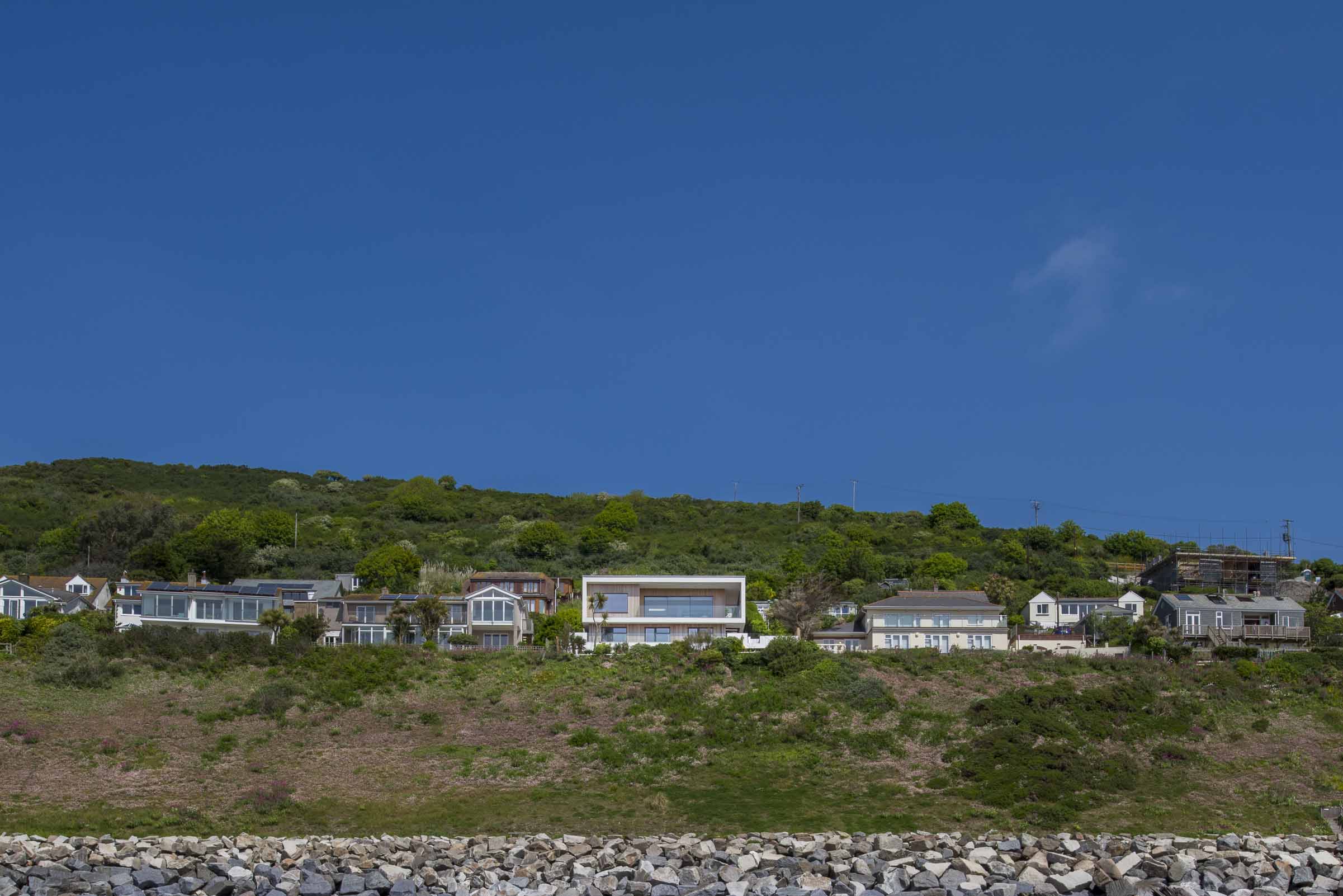 Kast Architects’ debut project is perched on a Cornish cliff
