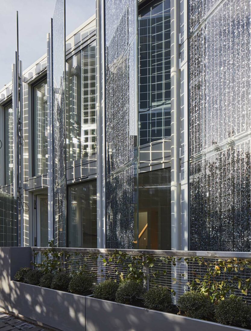 HCL Architects’ mews houses feature solar panels as cladding