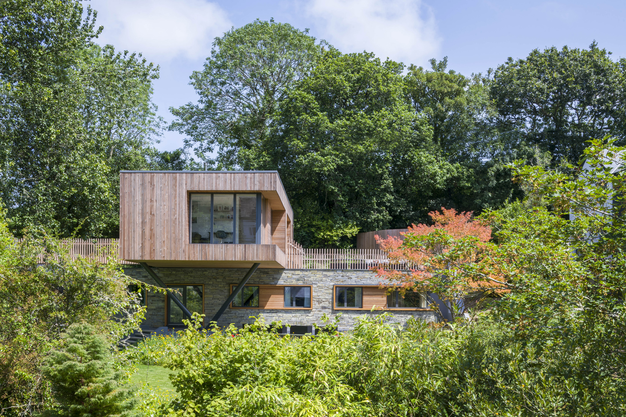 KAST Architects completes cantilevered Cornish house