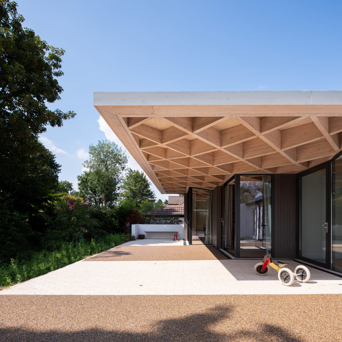 House in Surrey by Tigg + Coll features soaring ‘diagrid’ timber canopy ...