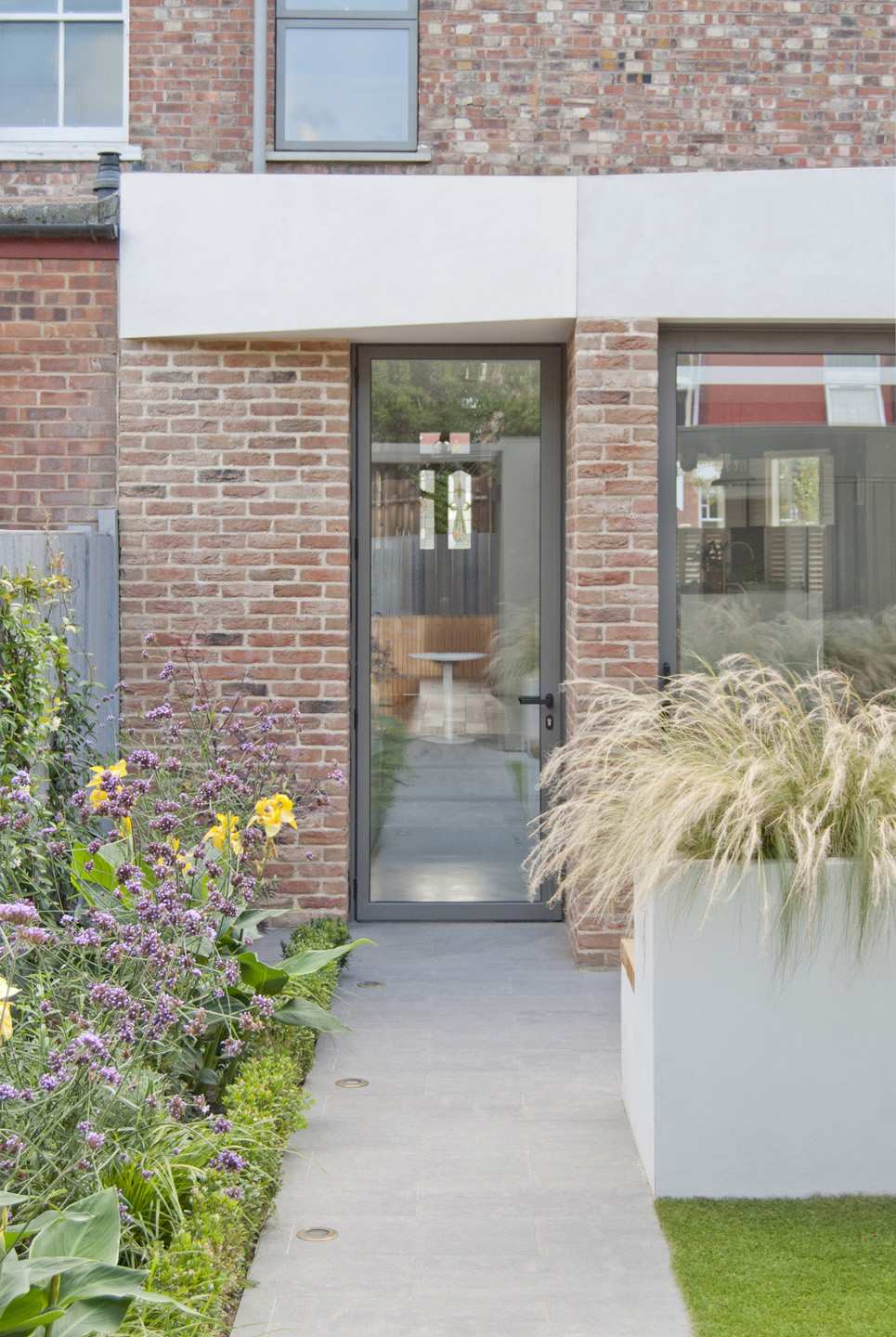 Novak Hiles reworks house with sculptural chamfered extension