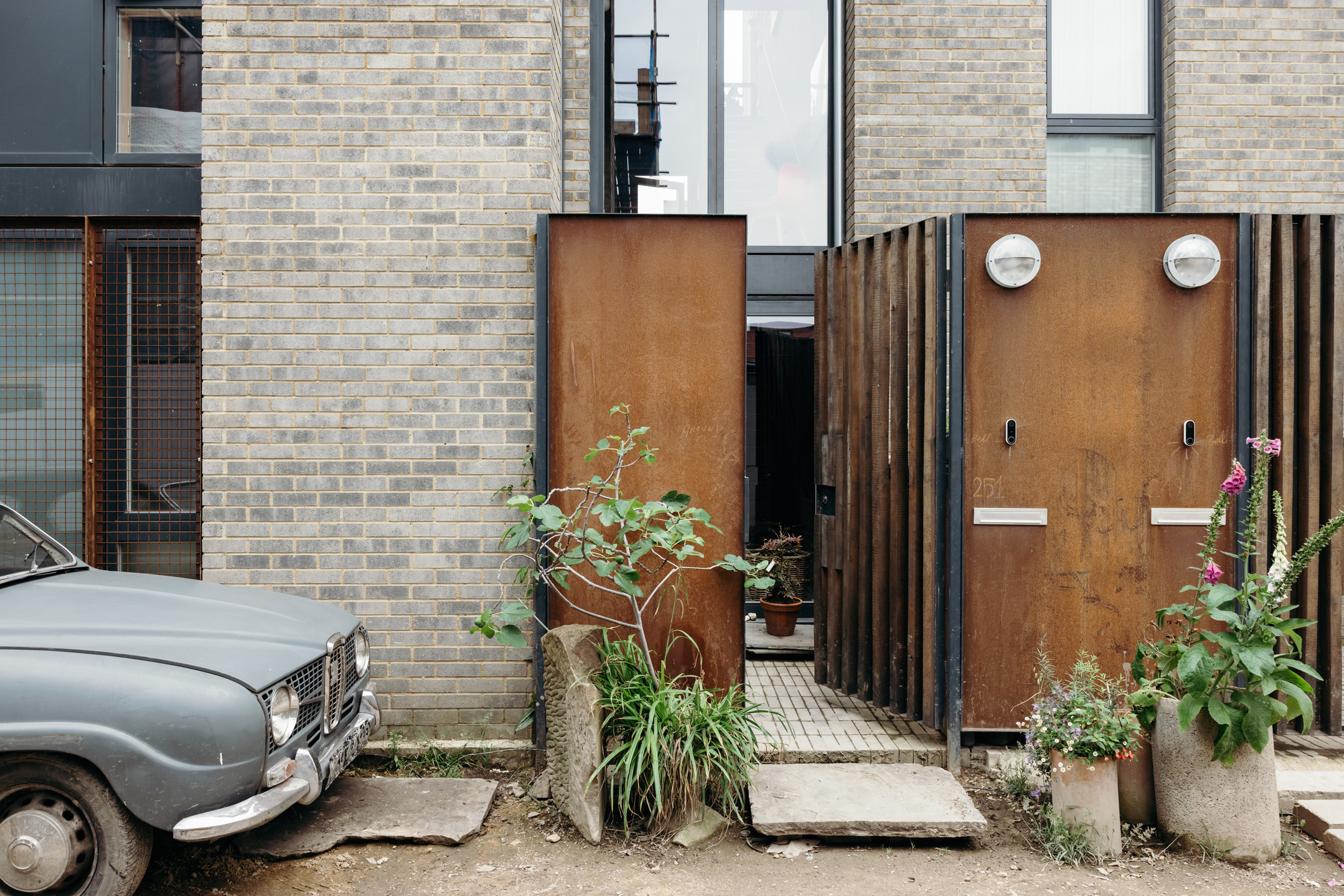 Marcus Lee designs ‘sideways’ mews house in east London