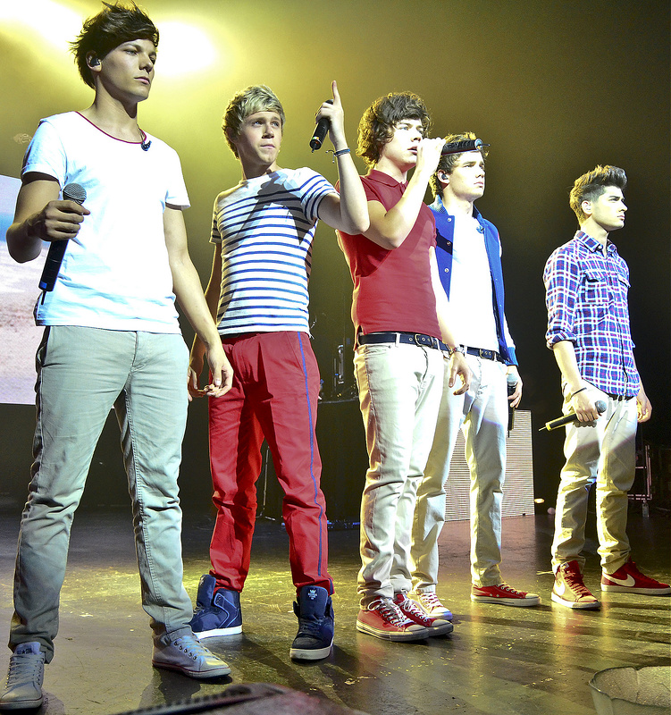 One Direction performing - Entertainment.ie
