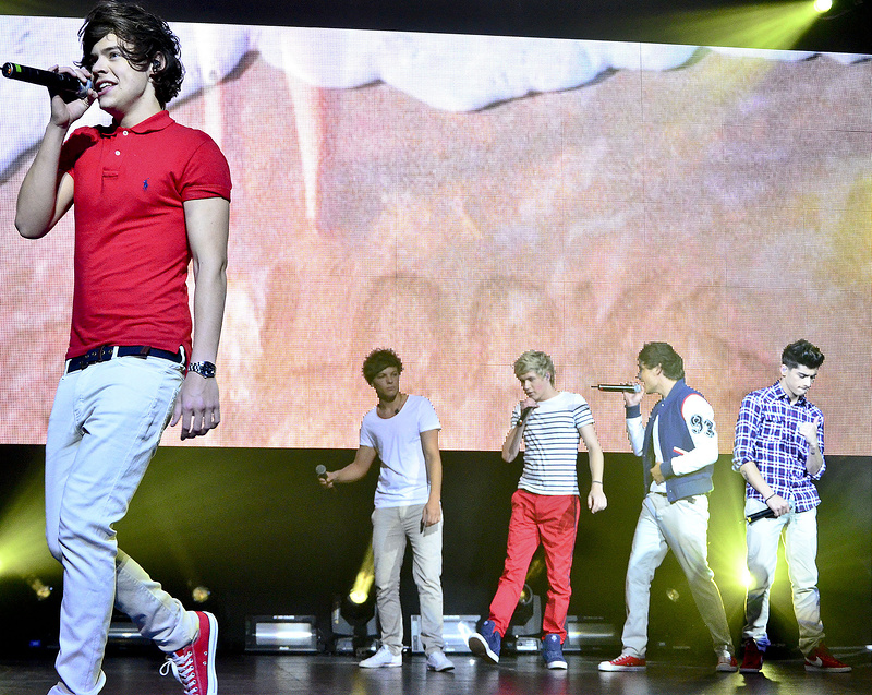 One Direction performing - Entertainment.ie