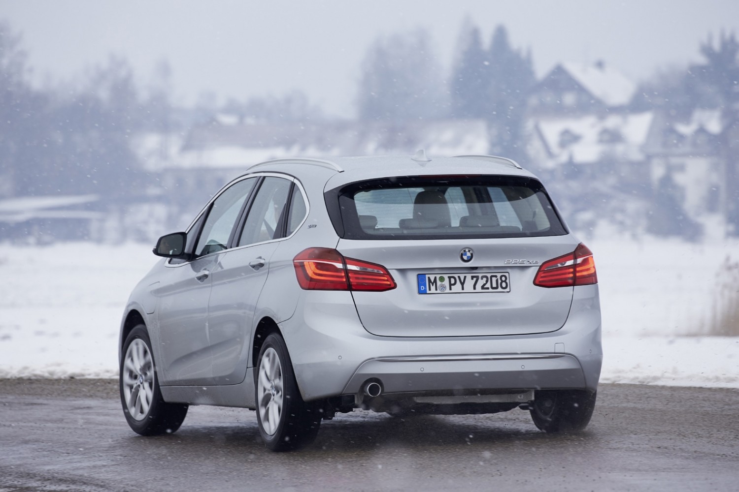 BMW launches more plug-in hybrids | Eurekar
