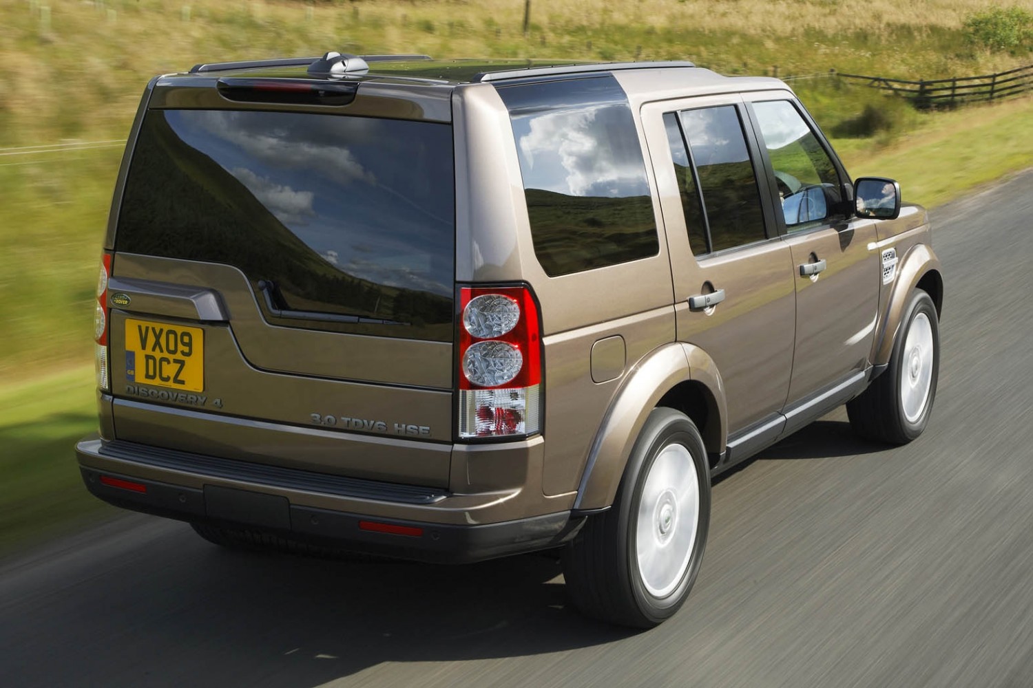 Land Rover Discovery 4 - Used Car Review | Eurekar