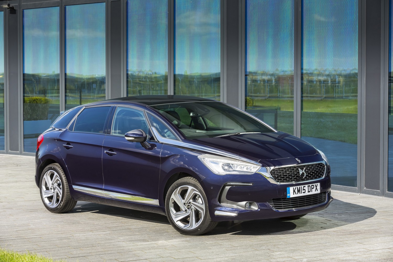 DS 5 Hybrid4 2015 - First Drive | Eurekar