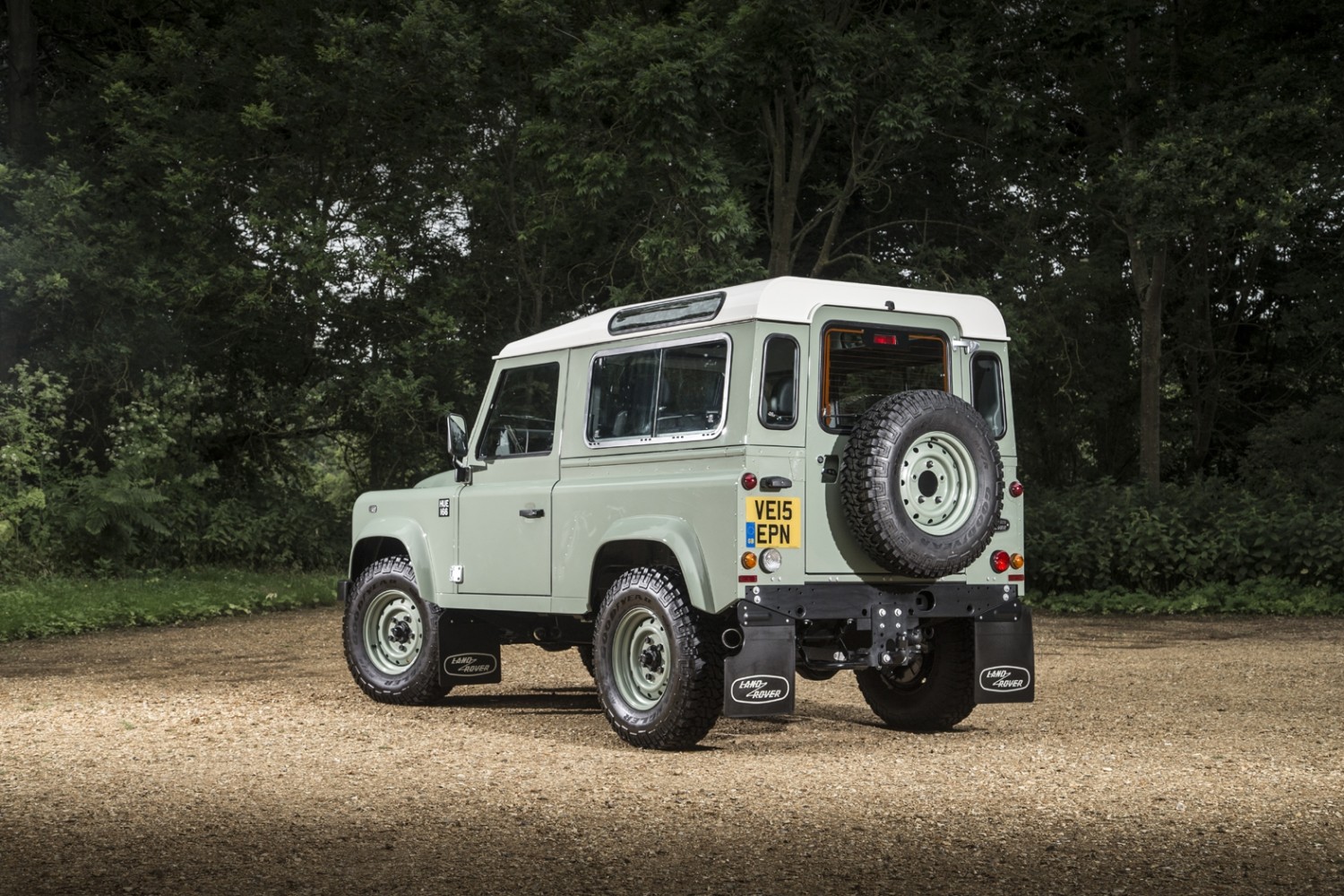 Land Rover Defender Heritage Edition 2015 - Review | Eurekar
