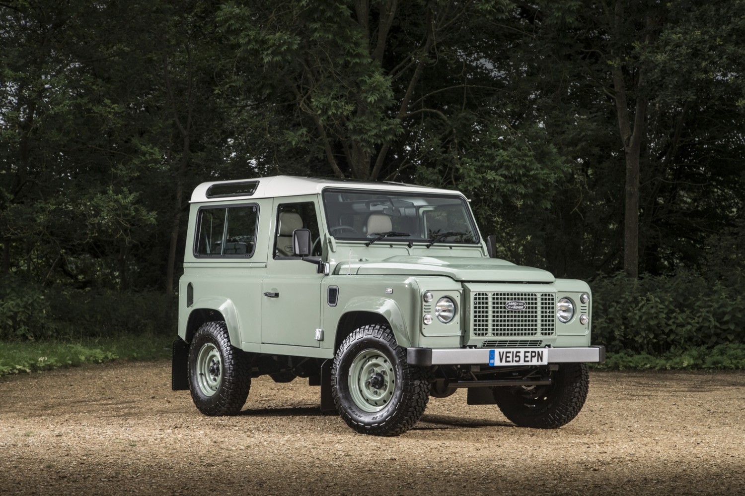 Land Rover Defender Heritage Edition 2015 - Review | Eurekar