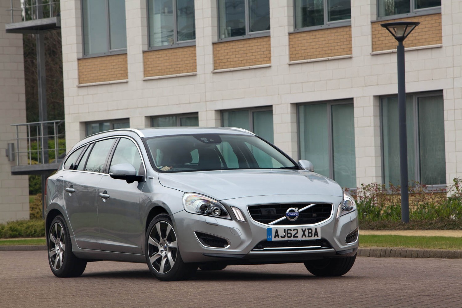 Volvo V60 - Used Car Review | Eurekar