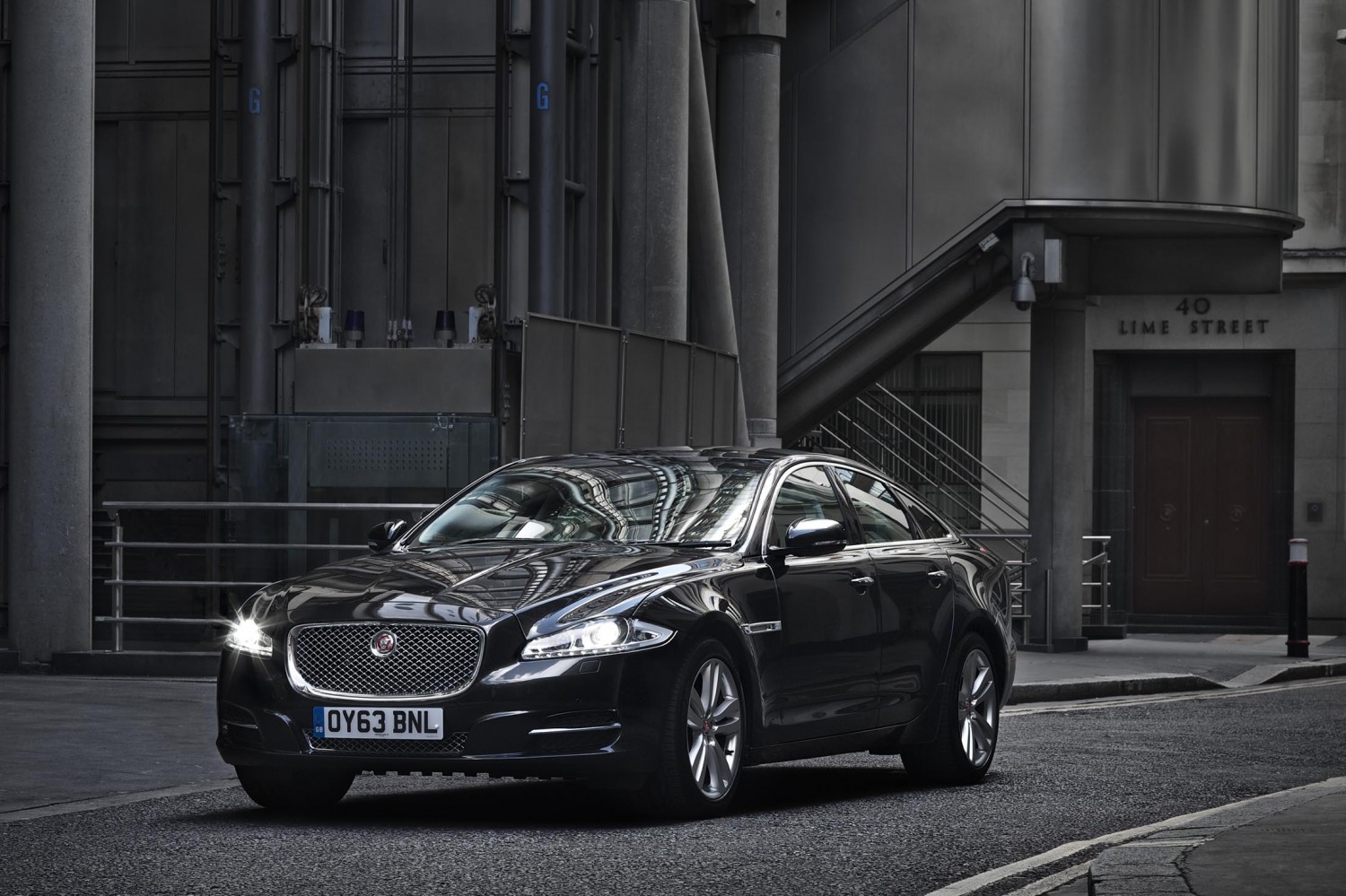 Jaguar XJ 3.0L V6 Portfolio | Eurekar