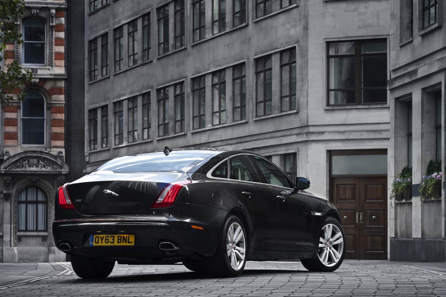 Jaguar XJ 3.0L V6 Portfolio | Eurekar