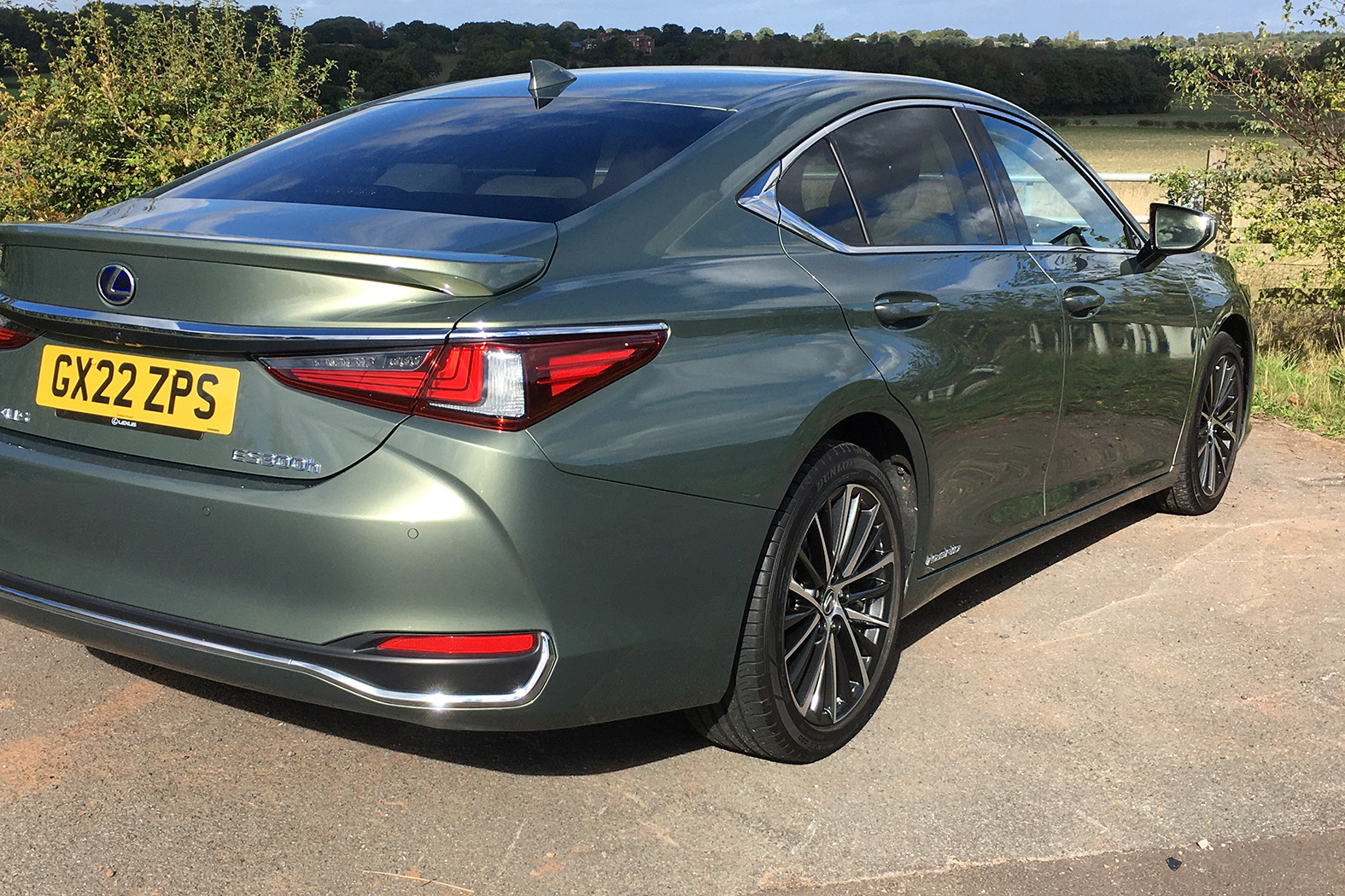 Lexus ES 300h Premium Edition | Eurekar