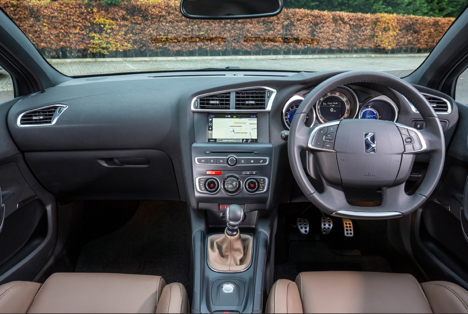 DS 4 and DS 4 Crossback - First Drive | Eurekar