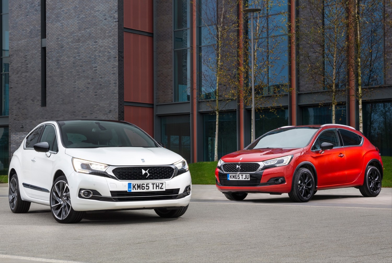 DS 4 and DS 4 Crossback - First Drive | Eurekar