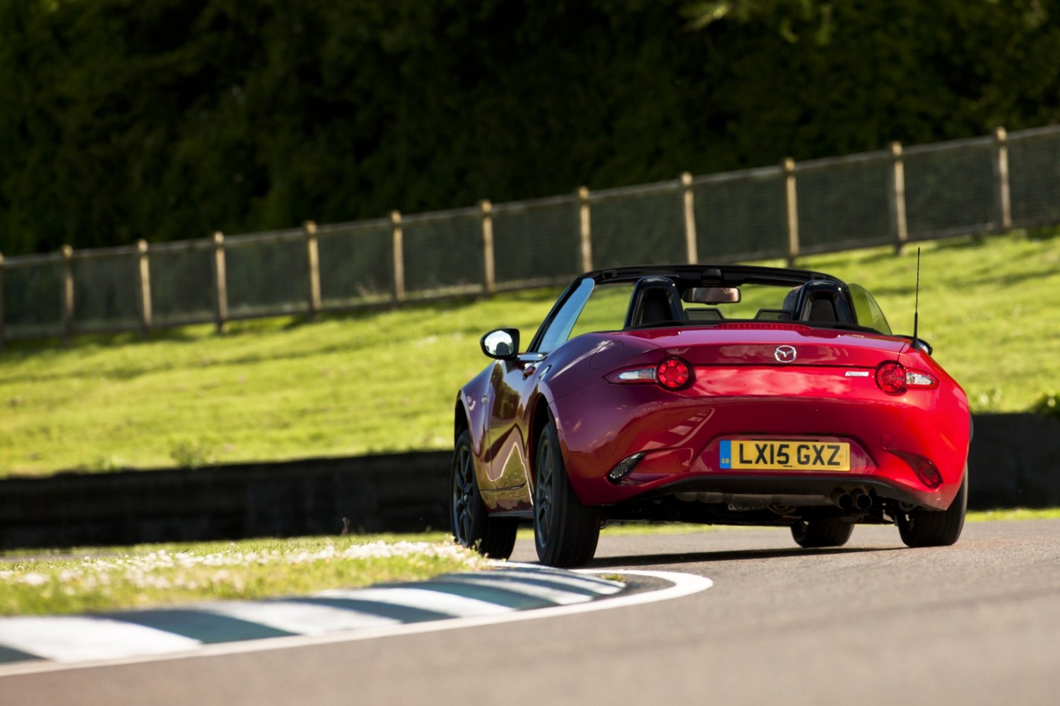 Mazda MX-5 2015 - Review | Eurekar