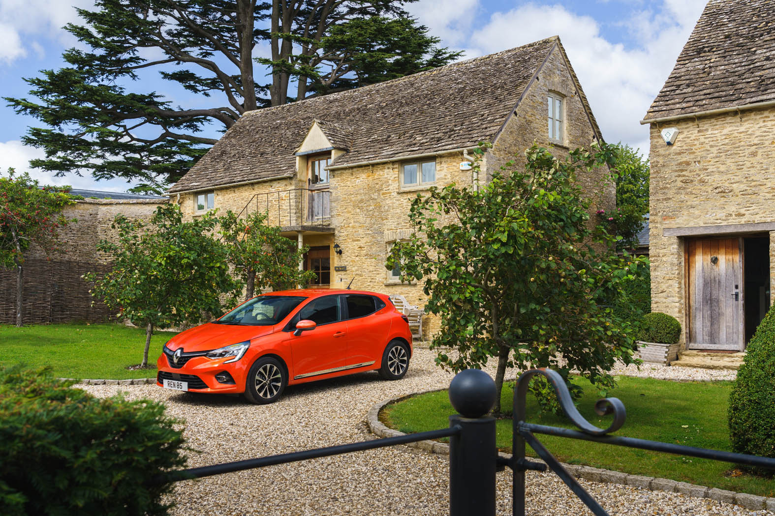 Renault Clio Iconic TCe 100 | Eurekar