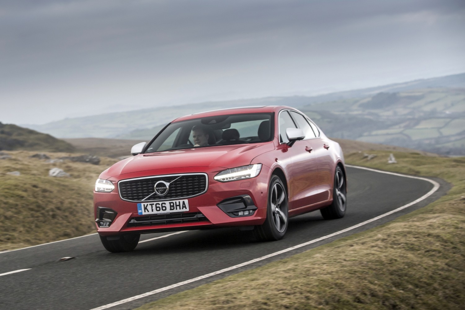 Volvo S90 D4 R-Design | Eurekar