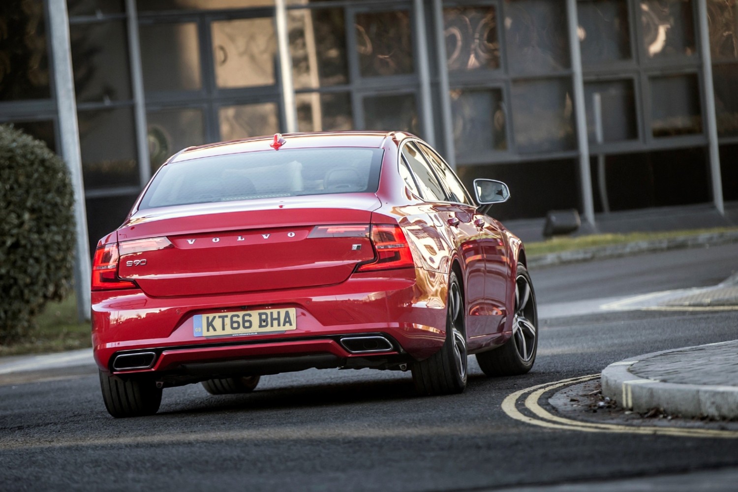 Volvo S90 D4 R-Design | Eurekar