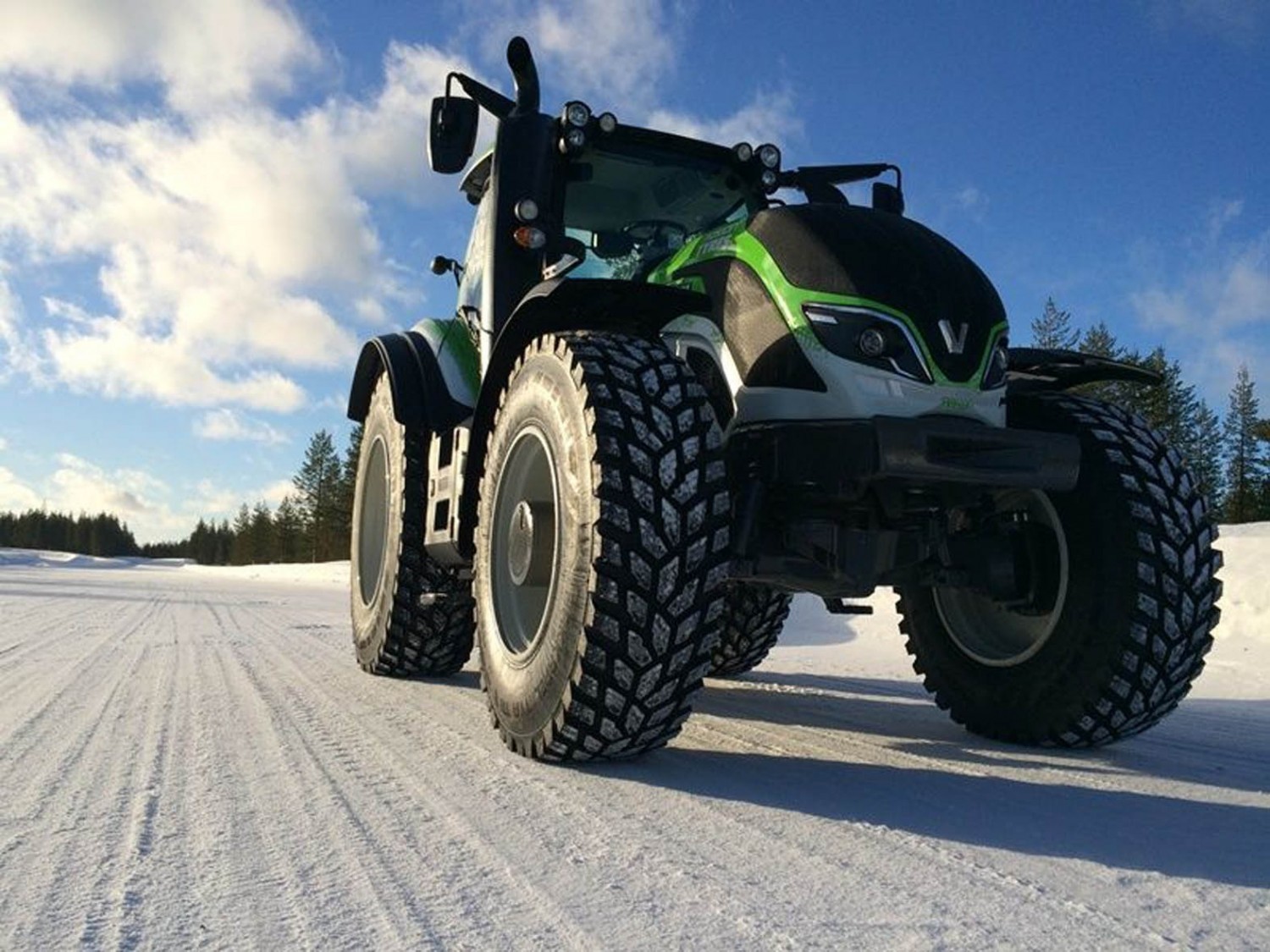 Finns fly with tractors on ice | Eurekar