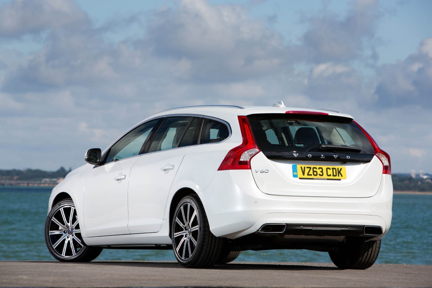 Volvo V60 D2 Business Edition | Eurekar