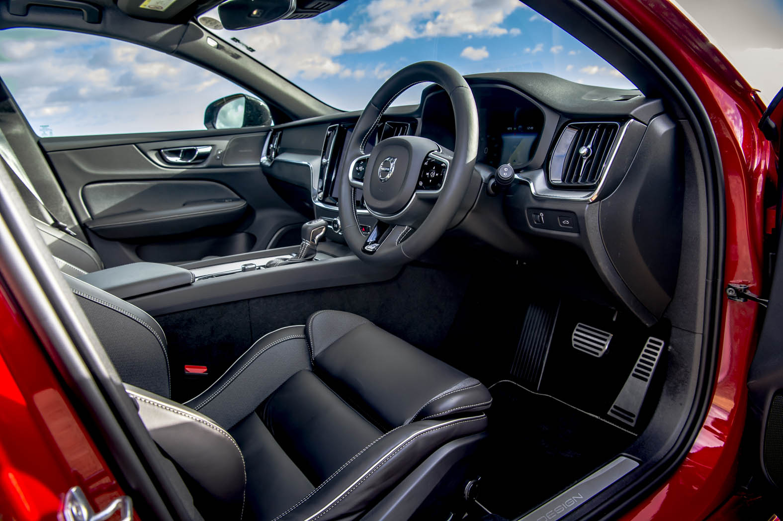 Volvo V60 T5 R-Design Pro | Eurekar