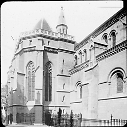 Temple de la Madeleine: Detail, exterior apse with modern stained glass
