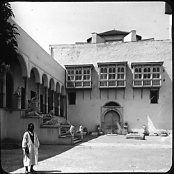 Bardo Palace: Detail, small courtyard which connects parts of the complex