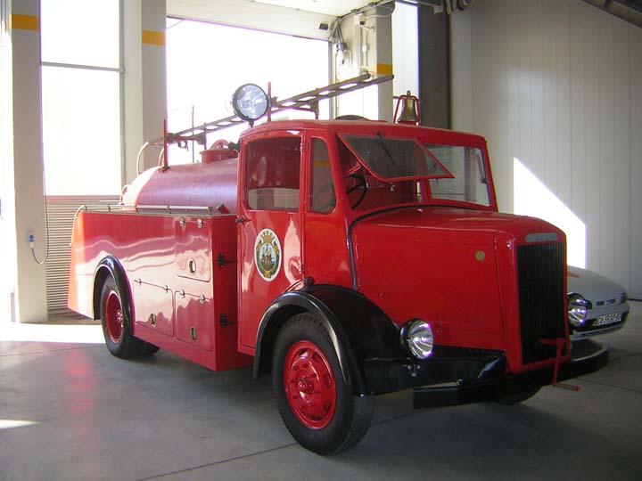 Fire Engines Photos - Picture of old Dennis in Spain